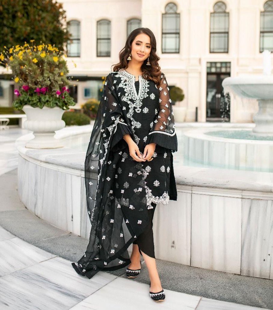 Which One Drama Komal Aziz Wants To Remake Of Hers? | Reviewit.pk