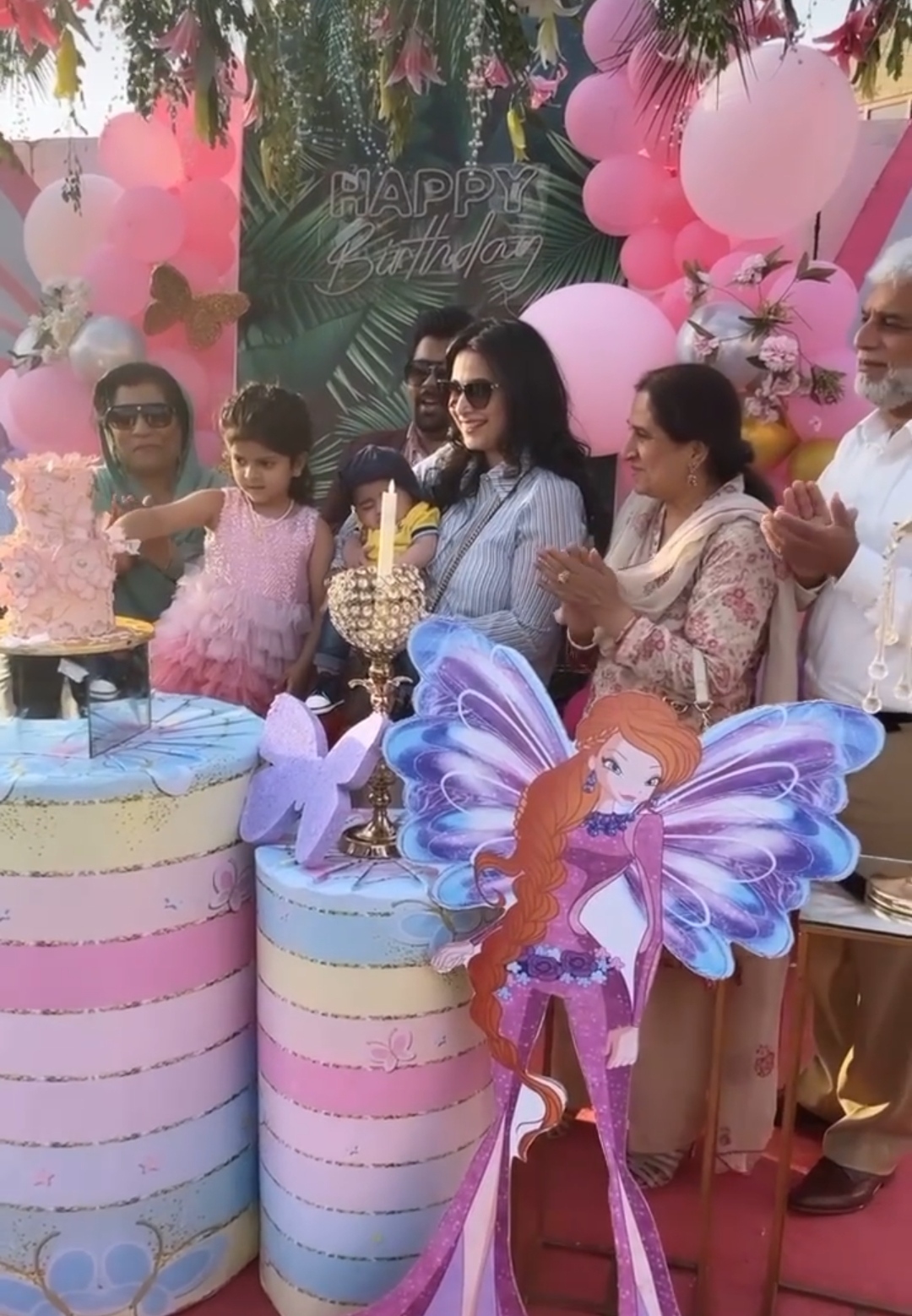 Maya Ali Pictures With Family from Birthday Party | Reviewit.pk