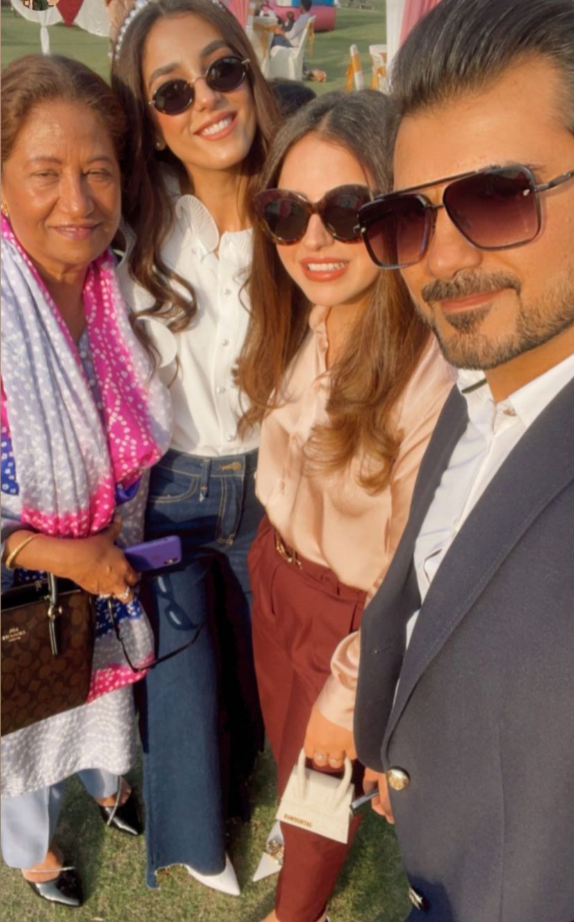 Maya Ali Pictures With Family from Birthday Party | Reviewit.pk