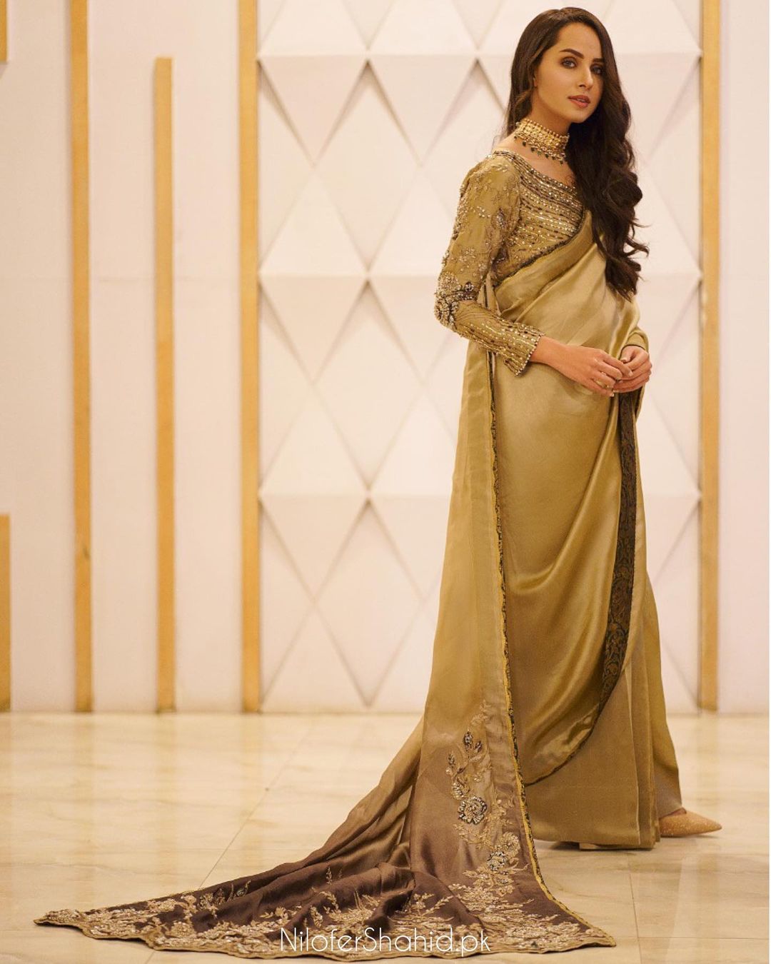 Nimra Khan Looks Ravishing On A Recent Wedding Event | Reviewit.pk
