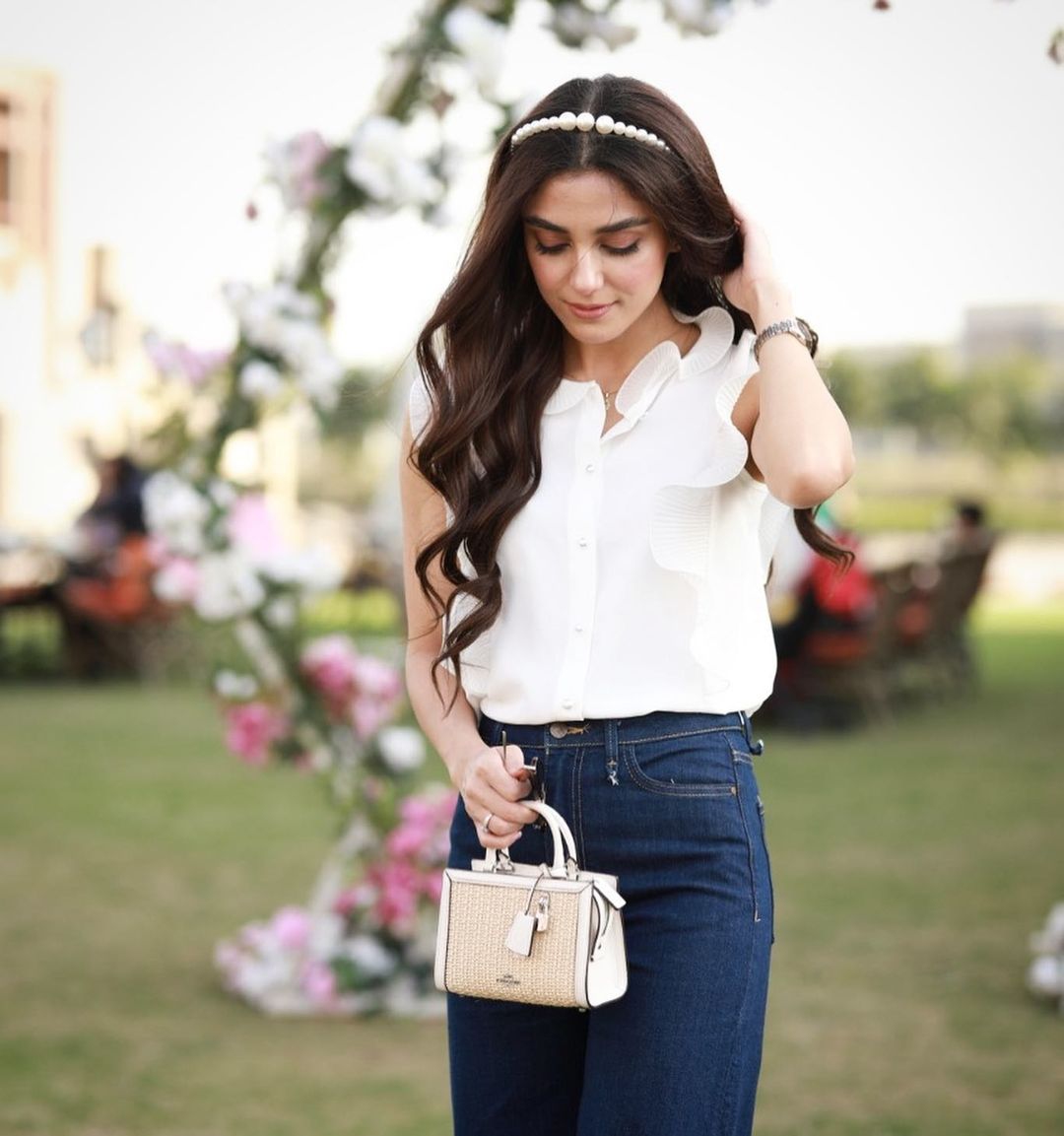 Maya Ali Pictures With Family from Birthday Party | Reviewit.pk