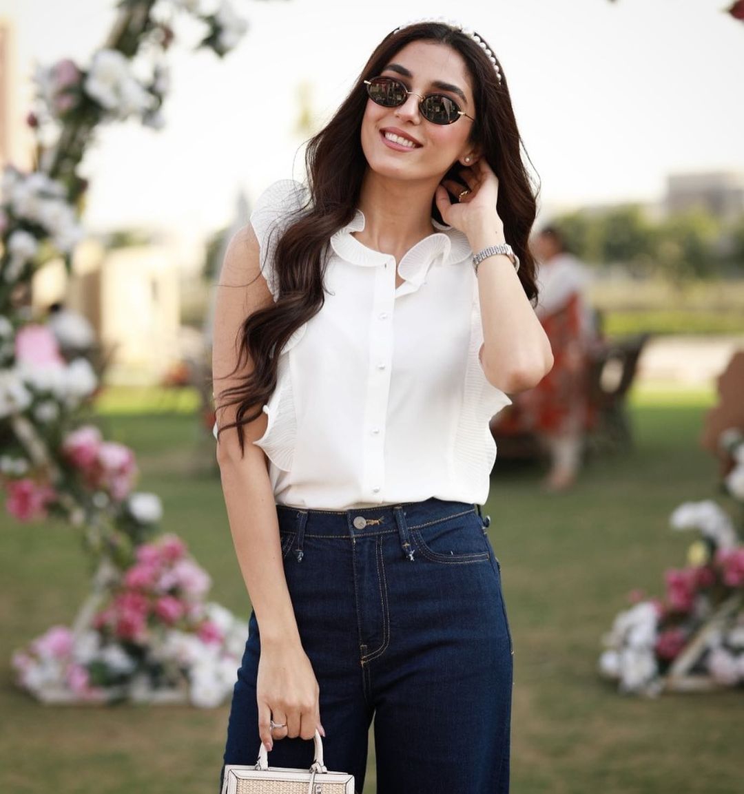 Maya Ali Pictures With Family from Birthday Party | Reviewit.pk