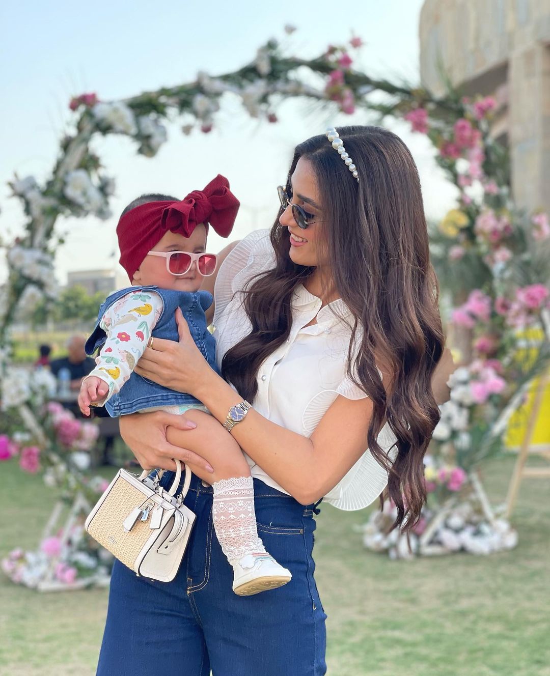 Maya Ali Pictures With Family from Birthday Party | Reviewit.pk