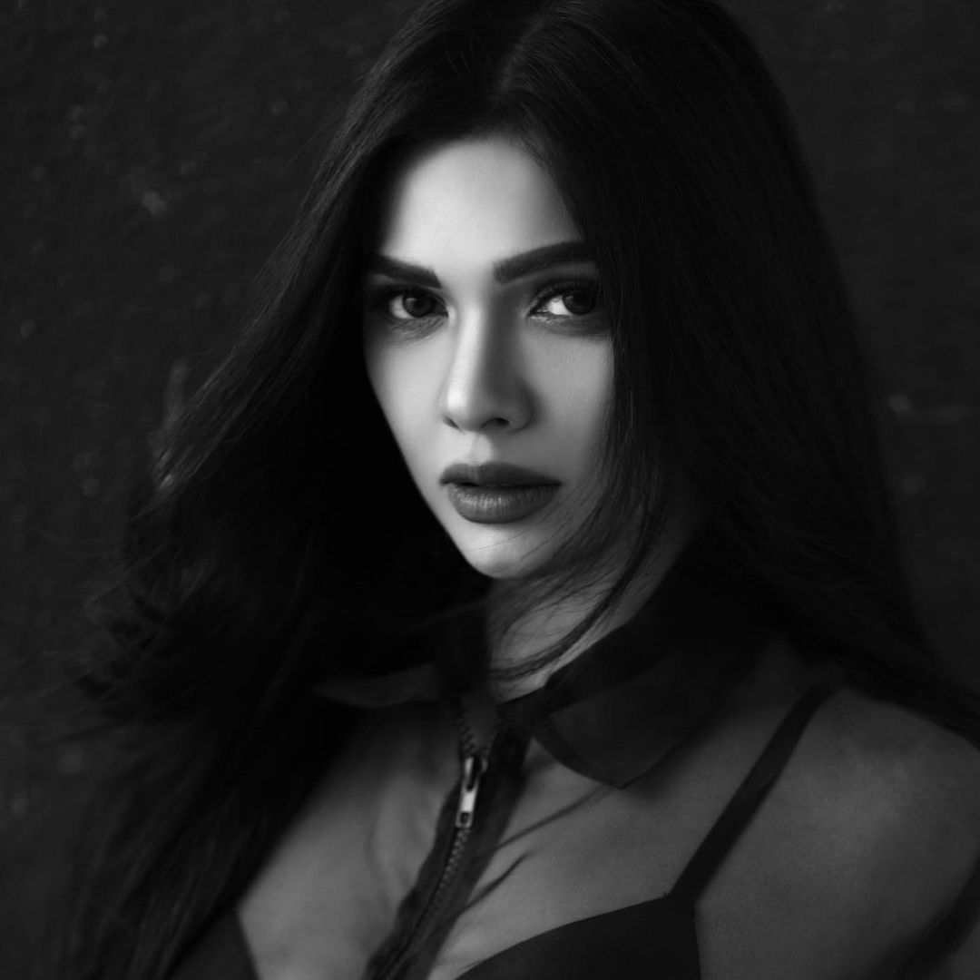 Latest Bold Photos Of Sara Loren | Reviewit.pk