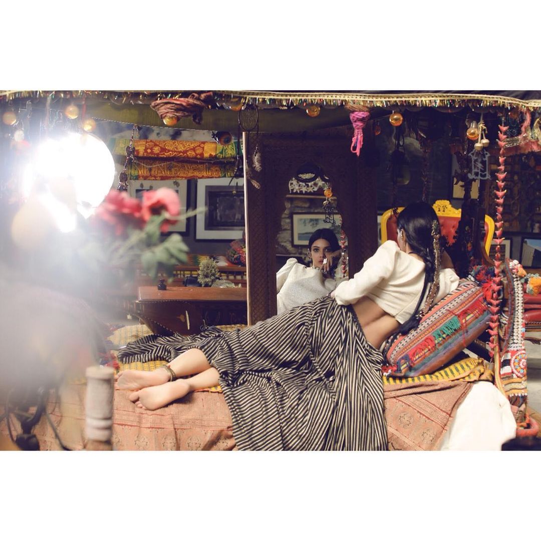 Latest Bold Photos Of Sara Loren | Reviewit.pk