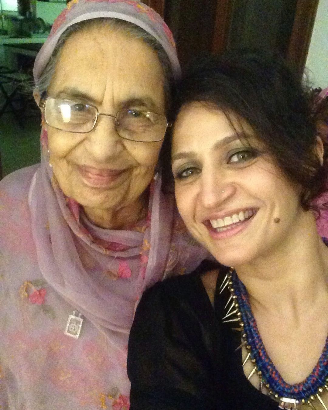 Never-Seen-Before Pictures of Tara Mahmood With Her Family | Reviewit.pk