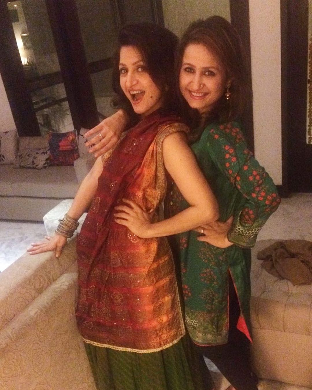 Never-Seen-Before Pictures of Tara Mahmood With Her Family | Reviewit.pk