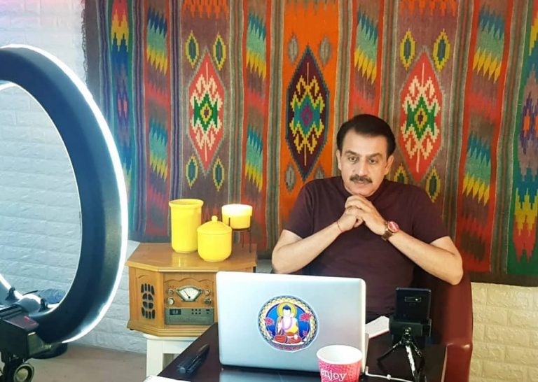 Unseen Pictures Of Popular TV Anchor Tauseeq Haider | Reviewit.pk