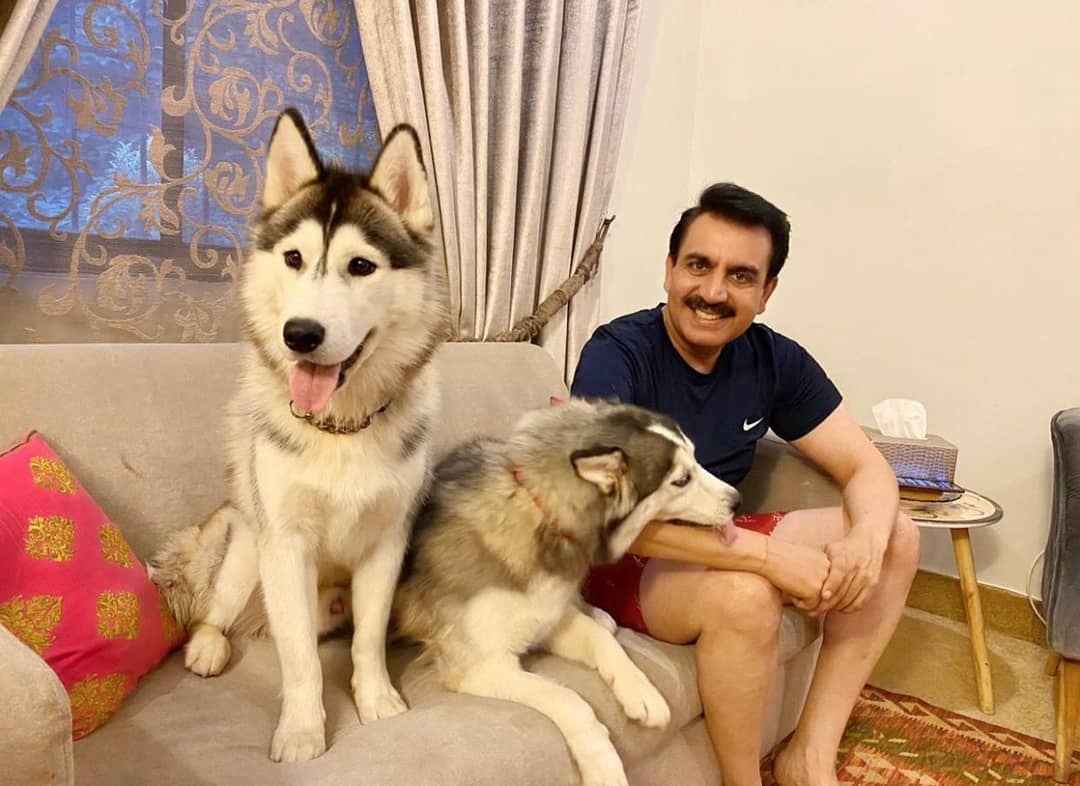 Unseen Pictures Of Popular TV Anchor Tauseeq Haider | Reviewit.pk