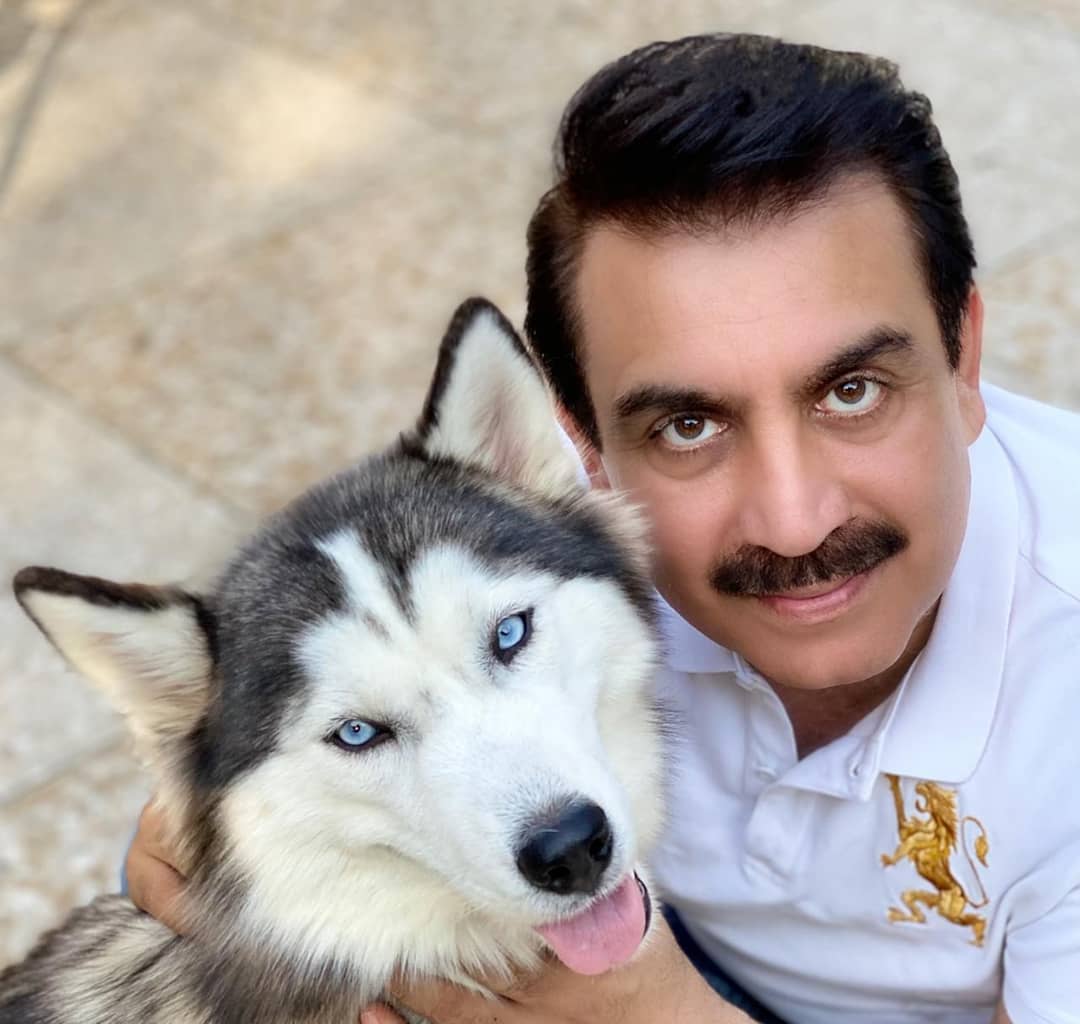 Unseen Pictures Of Popular TV Anchor Tauseeq Haider | Reviewit.pk