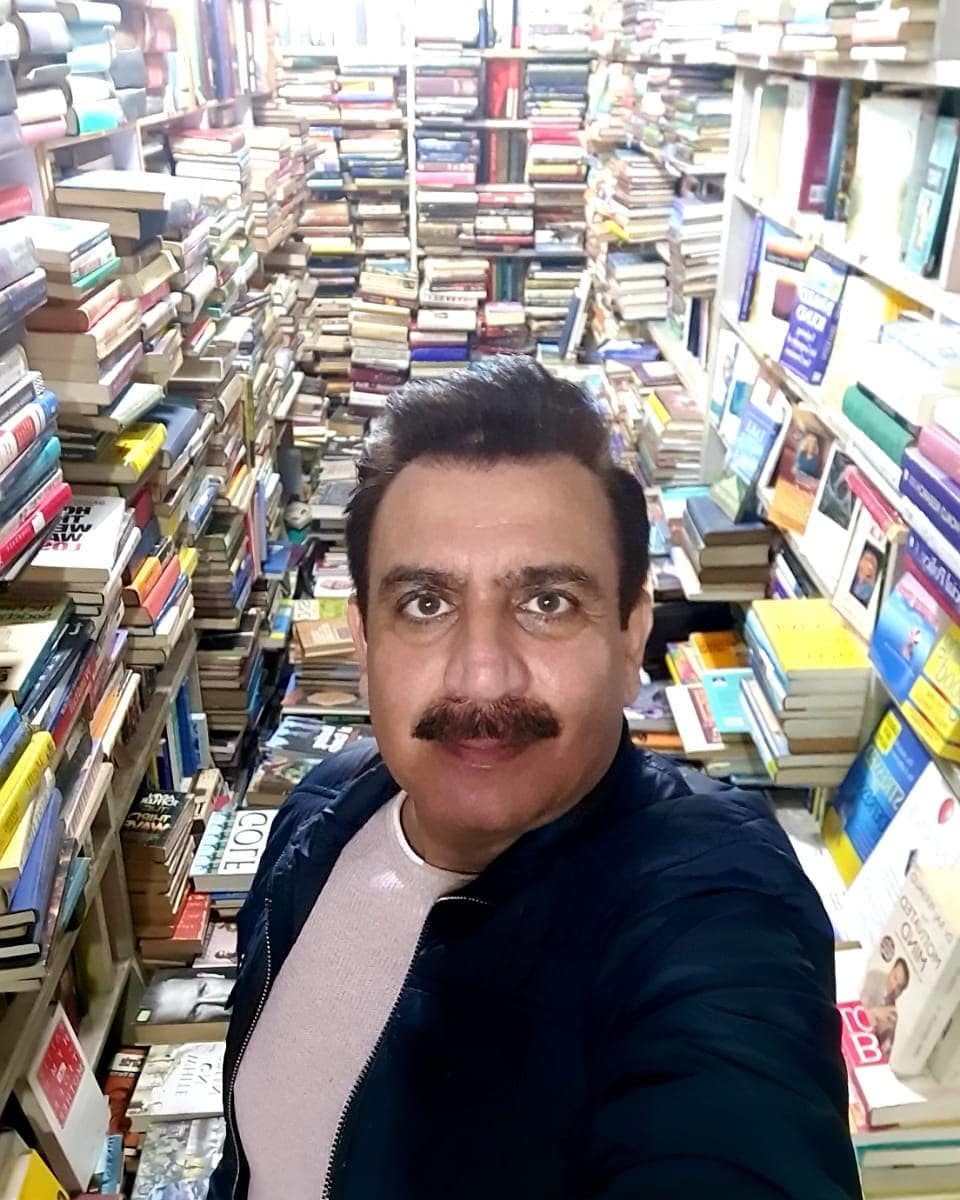 Unseen Pictures Of Popular TV Anchor Tauseeq Haider | Reviewit.pk