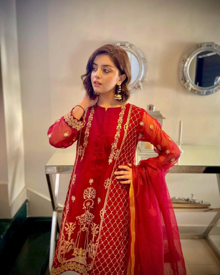 Cute Latest Clicks of Actress Alizeh Shah | Reviewit.pk