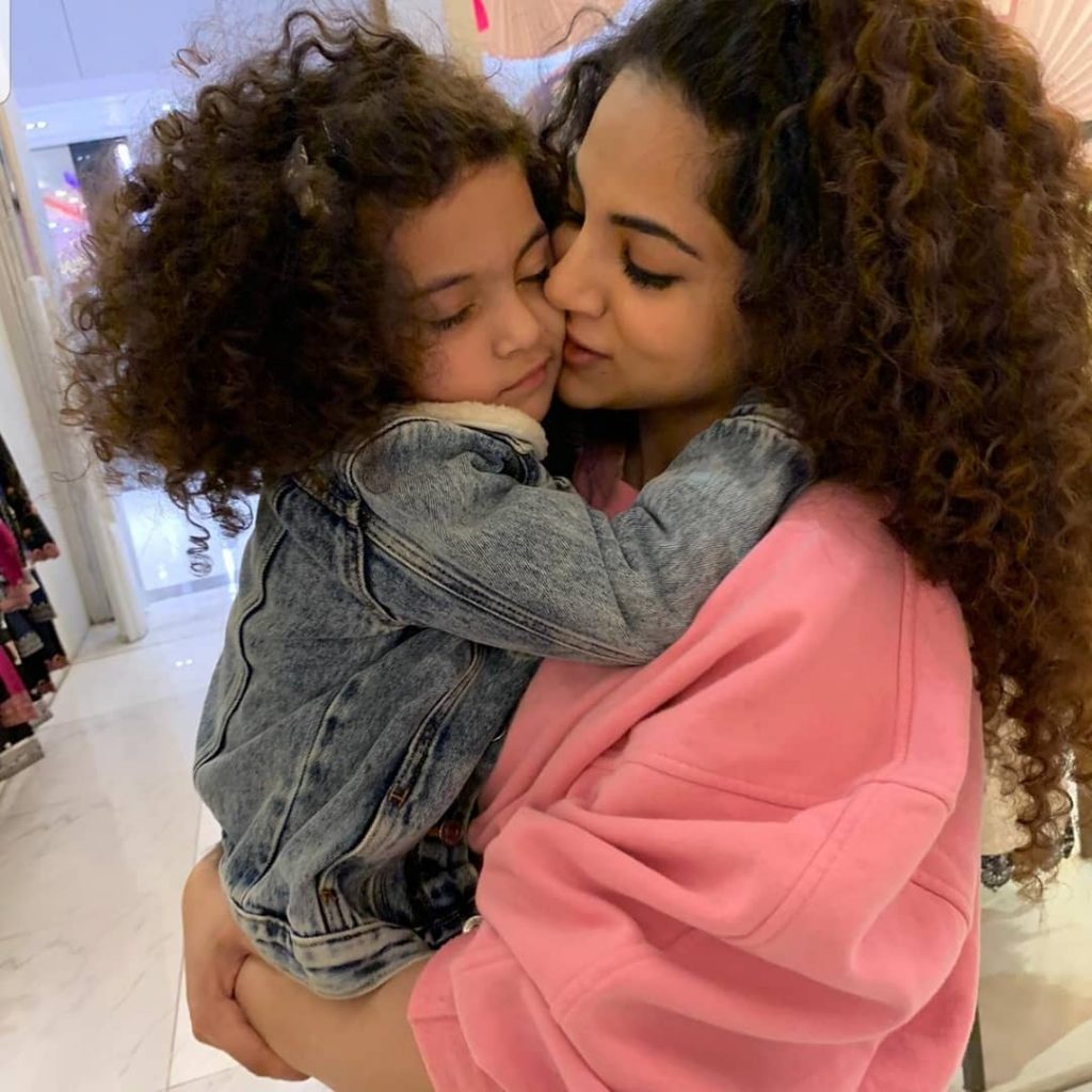 Annie Khalid Shared Beautiful Pictures with her Daughter | Reviewit.pk