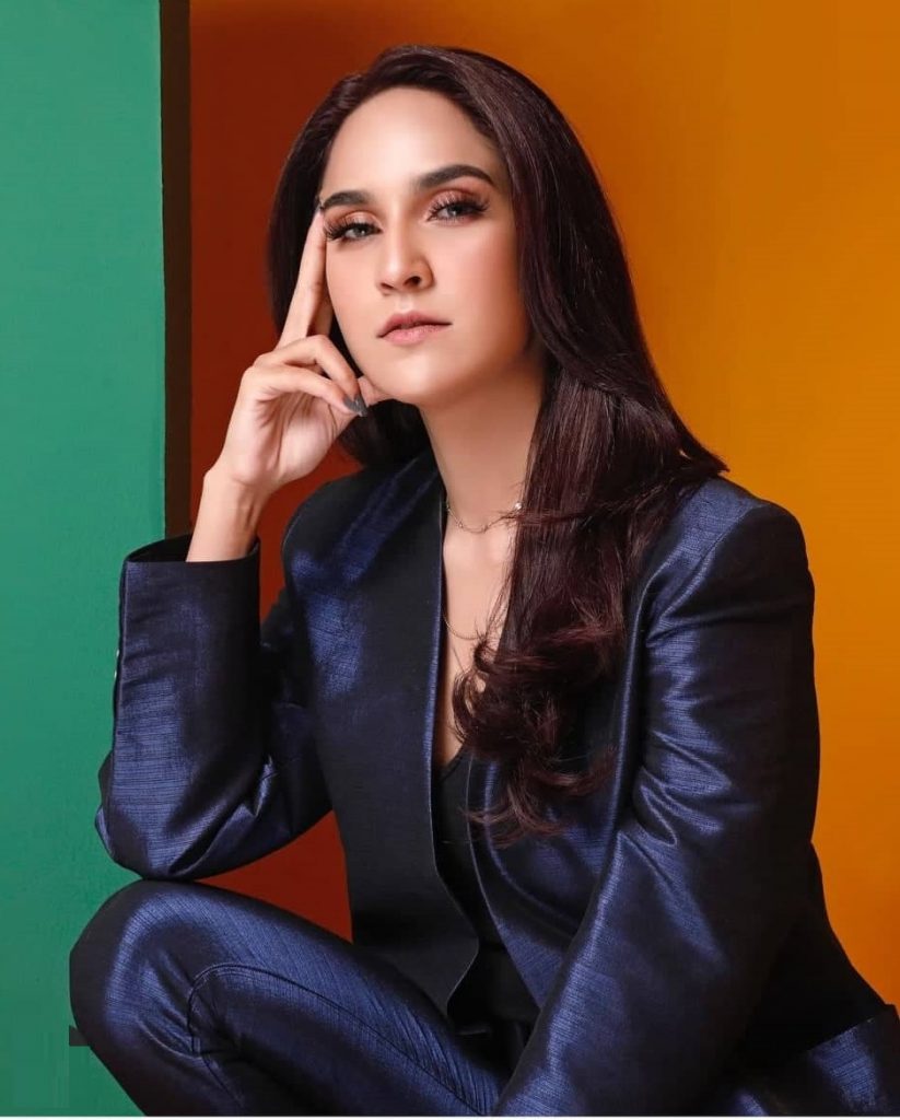 Top Pakistani Actresses In Stunning Suits | Reviewit.pk