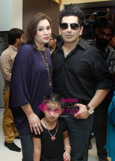 Singer Faakhir Mehmood with his Family - Latest Beautiful Pictures ...