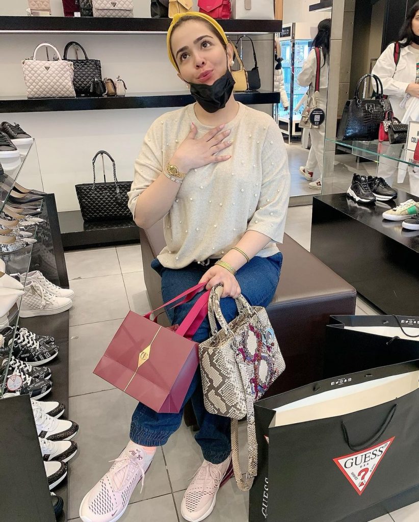Actress Humaima Malik Shared New Beautiful Pictures with her Mother ...