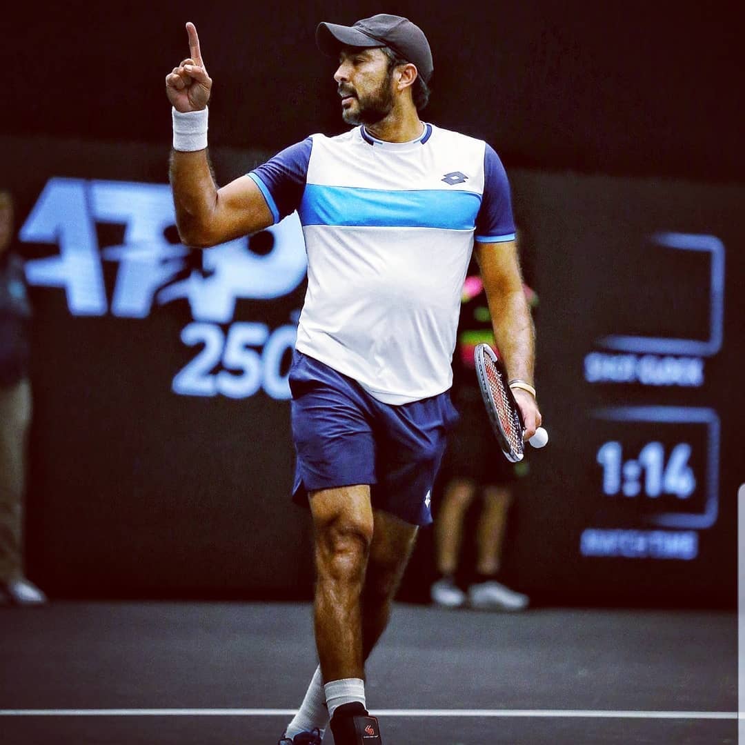 Aisam-ul-Haq Celebrates His First Wedding Anniversary | Reviewit.pk