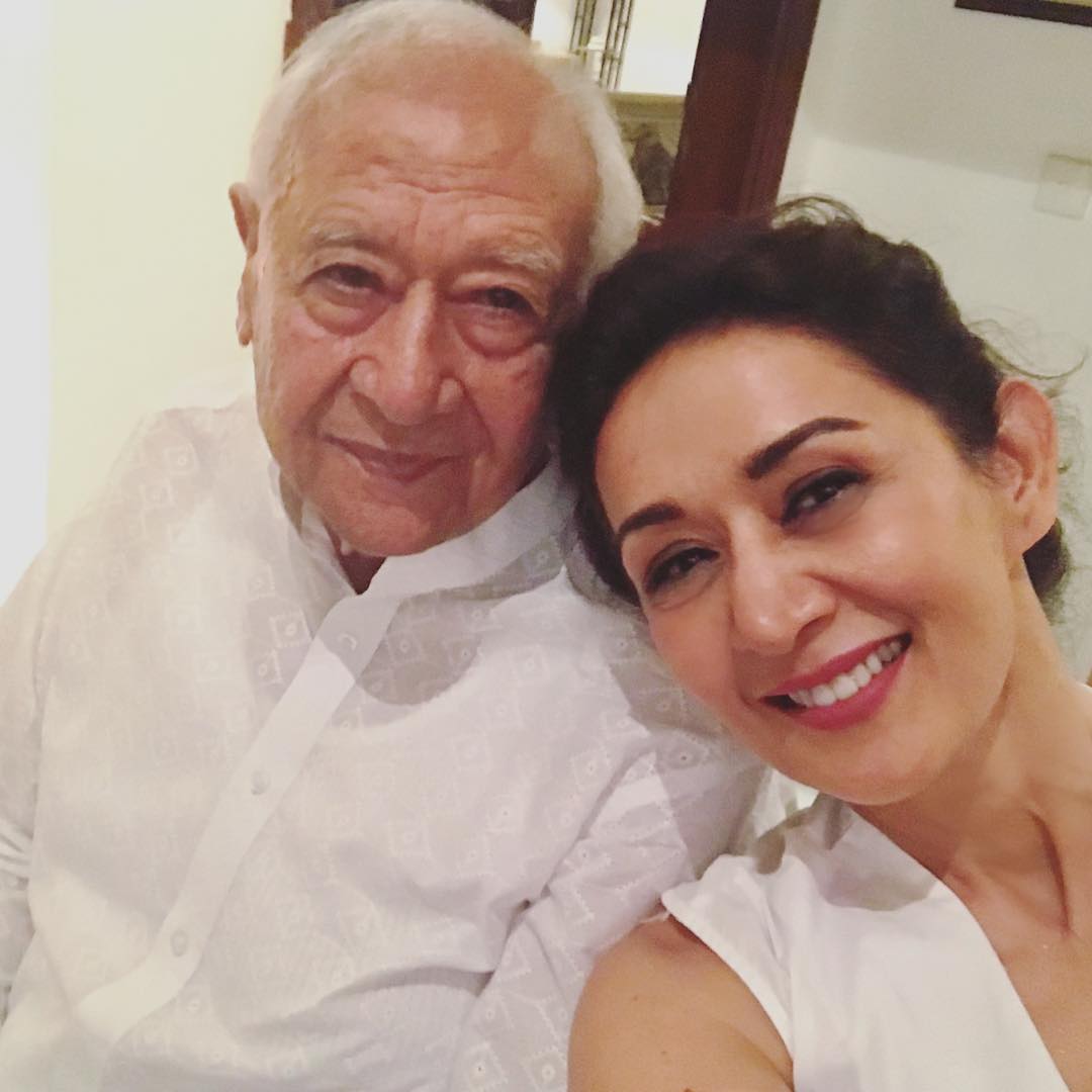 Noor Jahan’s Daughters Mourn The Loss Of Their Father | Reviewit.pk