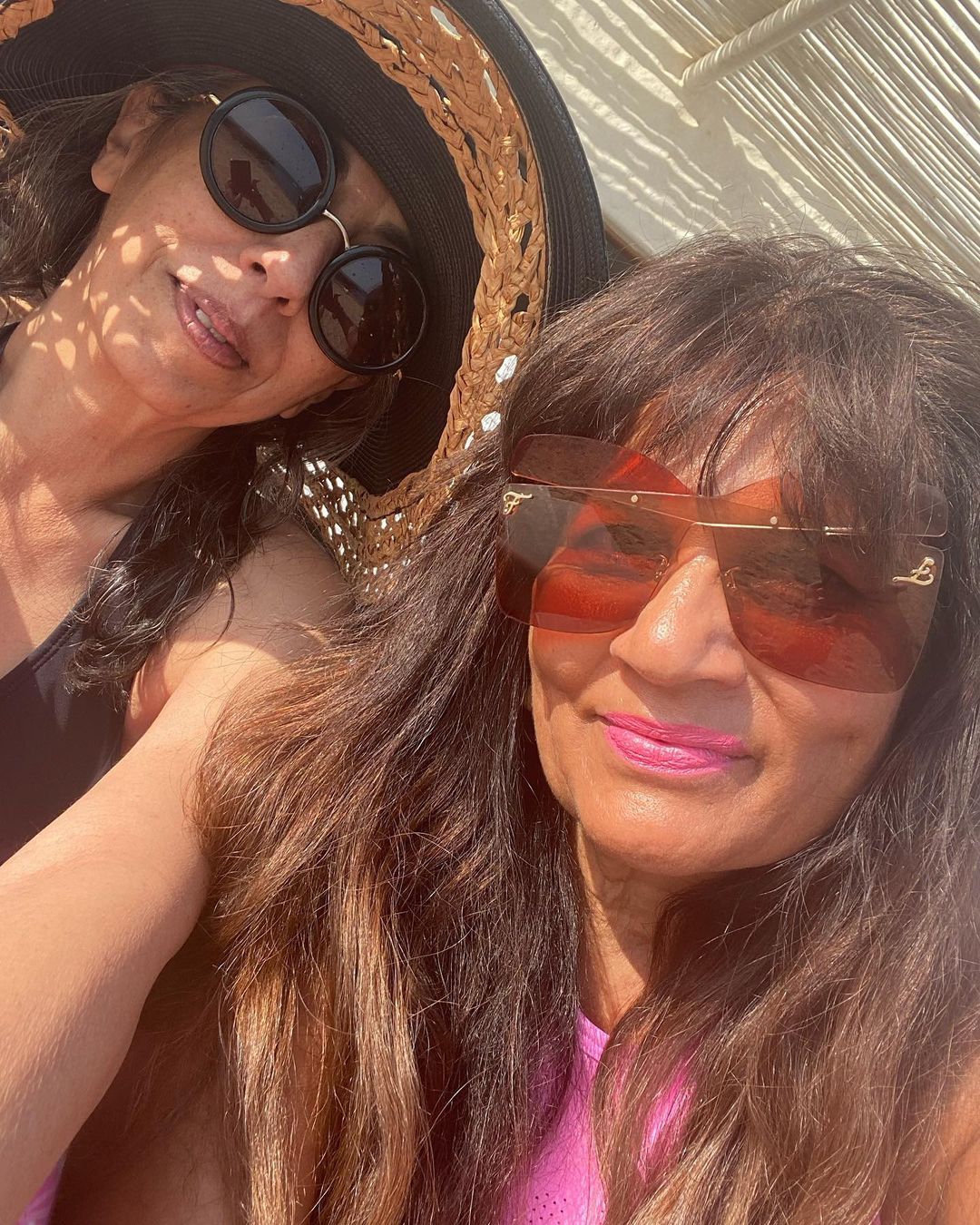 Frieha Altaf Pictures With Friends While Travelling | Reviewit.pk