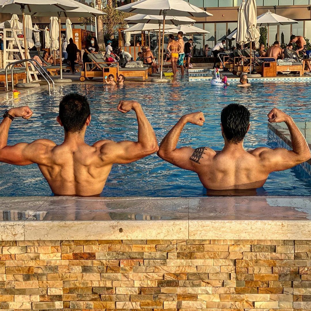 Hasan Rizvi Vacationing With Family In Dubai | Reviewit.pk