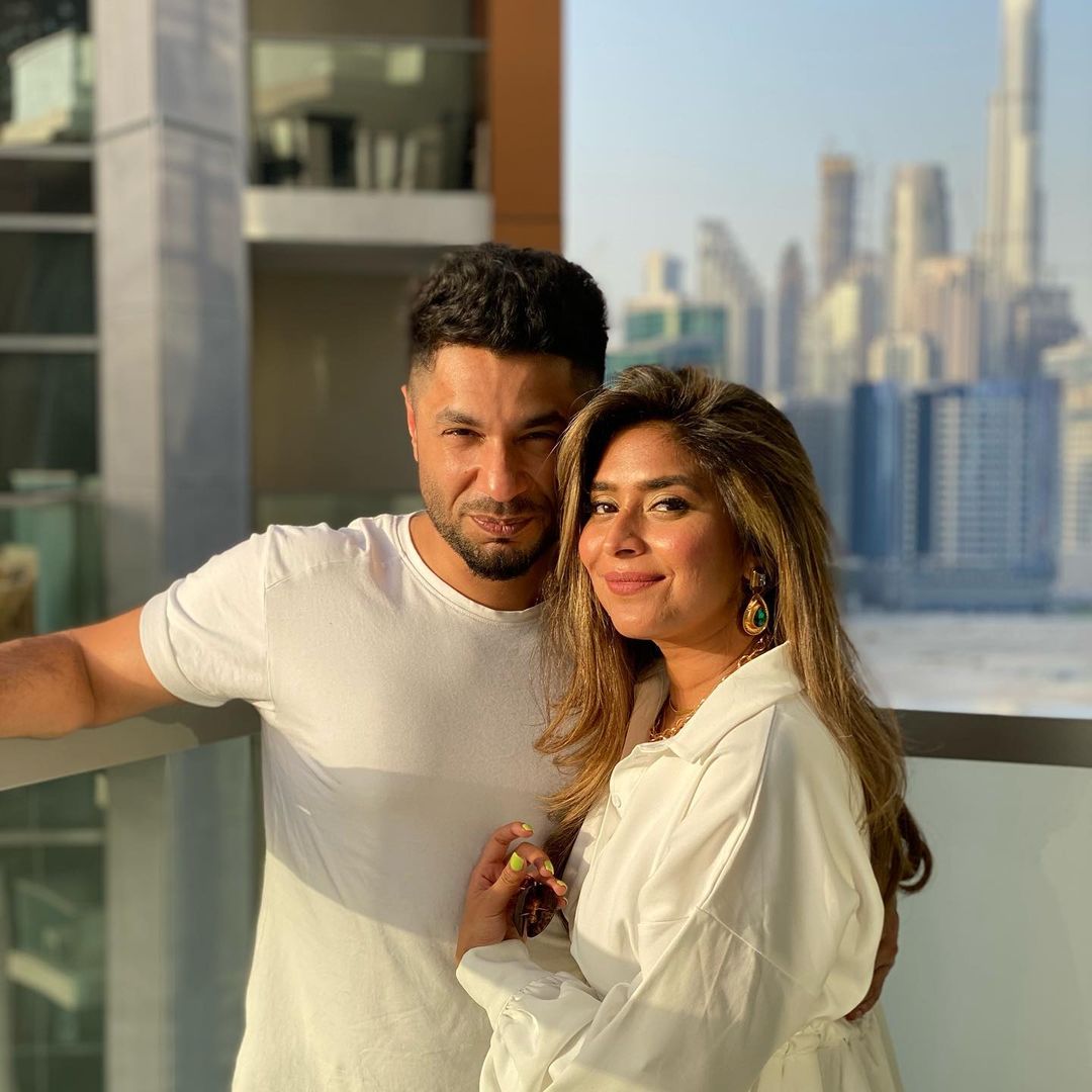 Hasan Rizvi Vacationing With Family In Dubai | Reviewit.pk