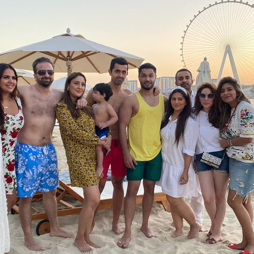 Hasan Rizvi Vacationing With Family In Dubai | Reviewit.pk