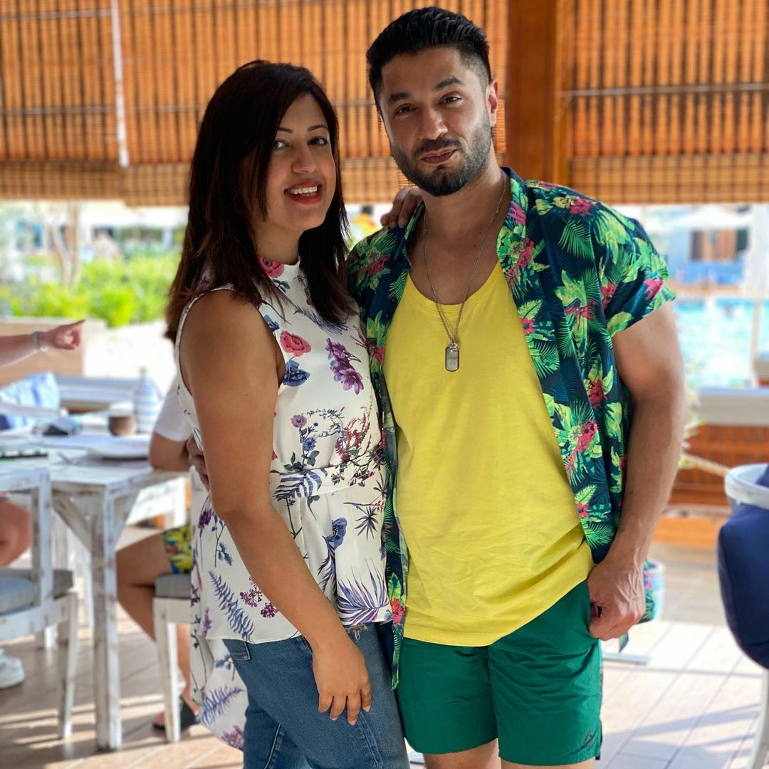 Hasan Rizvi Vacationing With Family In Dubai | Reviewit.pk