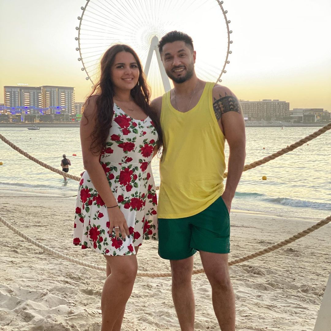 Hasan Rizvi Vacationing With Family In Dubai | Reviewit.pk