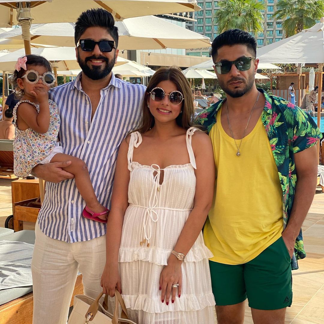 Hasan Rizvi Vacationing With Family In Dubai | Reviewit.pk