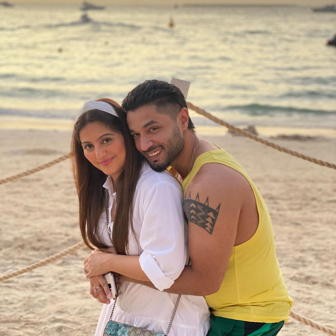 Hasan Rizvi Vacationing With Family In Dubai | Reviewit.pk