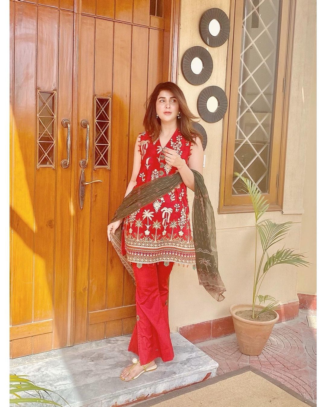 Areeba Habib Three Beautiful Looks | Reviewit.pk