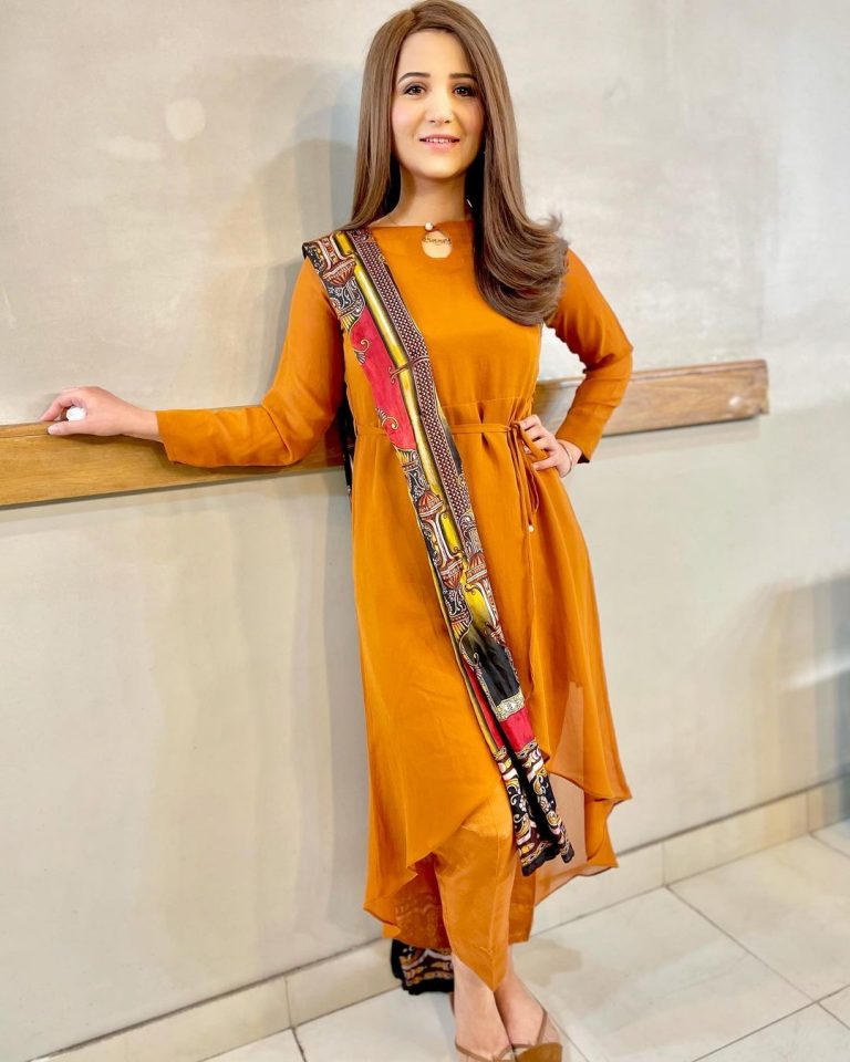 Anchor Neelum Yousuf Unveils Her Daughters Face For The First Time On ...