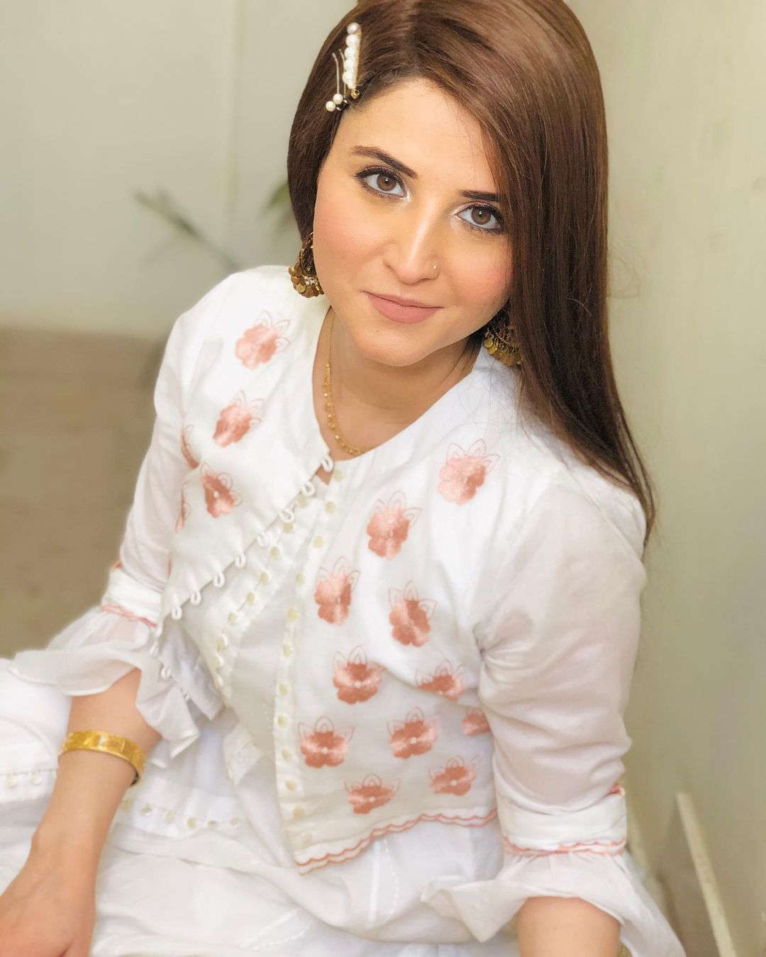 Anchor Neelum Yousuf Unveils Her Daughters Face For The First Time On ...