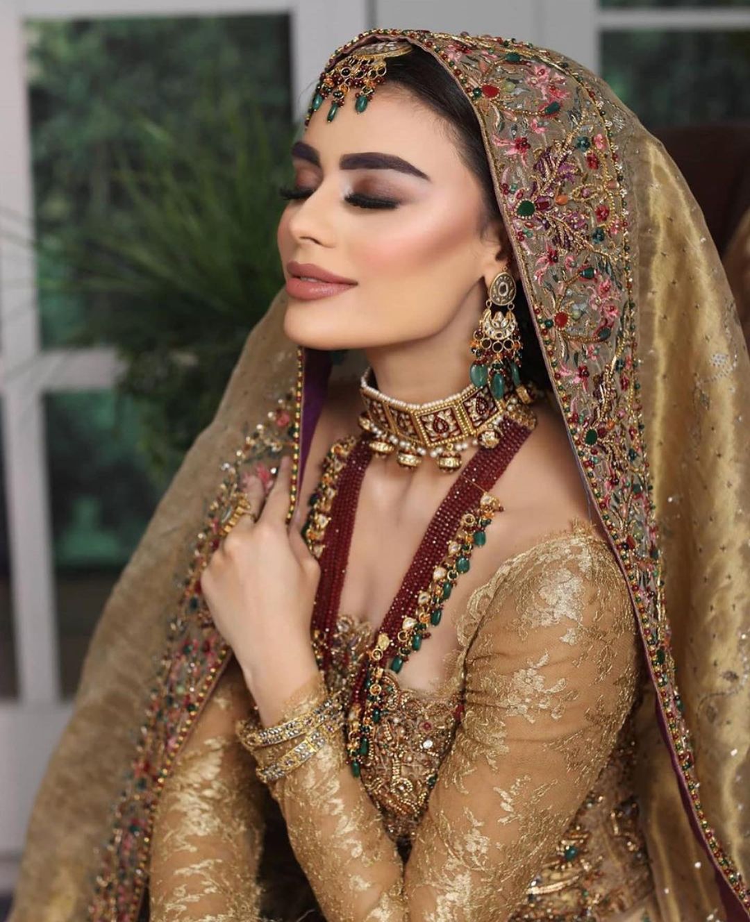 Sadaf Kanwal Exudes Royalty In Her Latest Bridal Shoot | Reviewit.pk