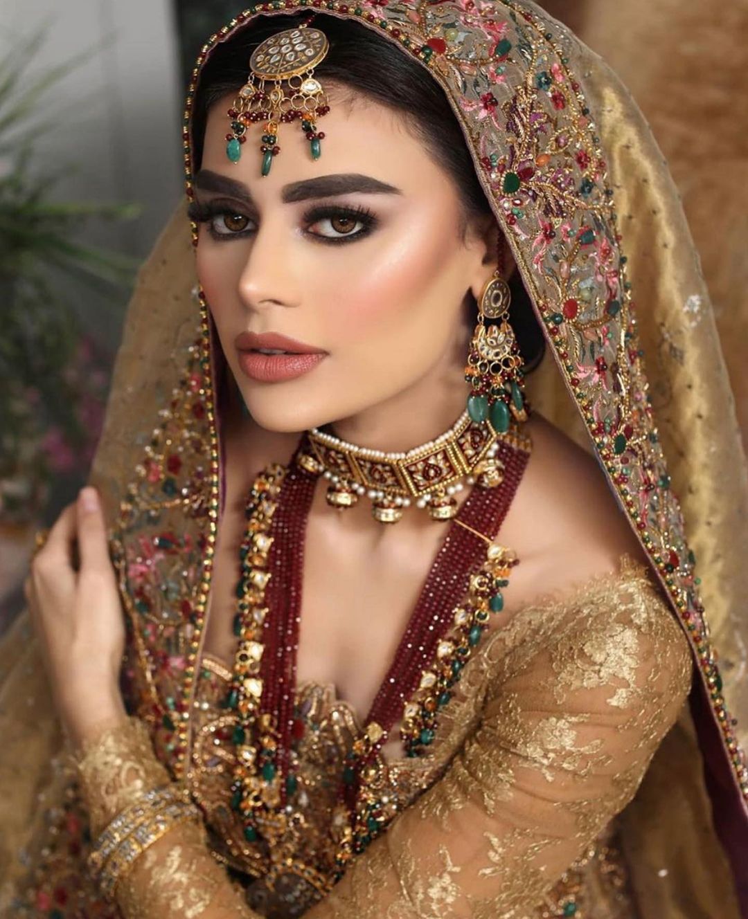 Sadaf Kanwal Exudes Royalty In Her Latest Bridal Shoot | Reviewit.pk