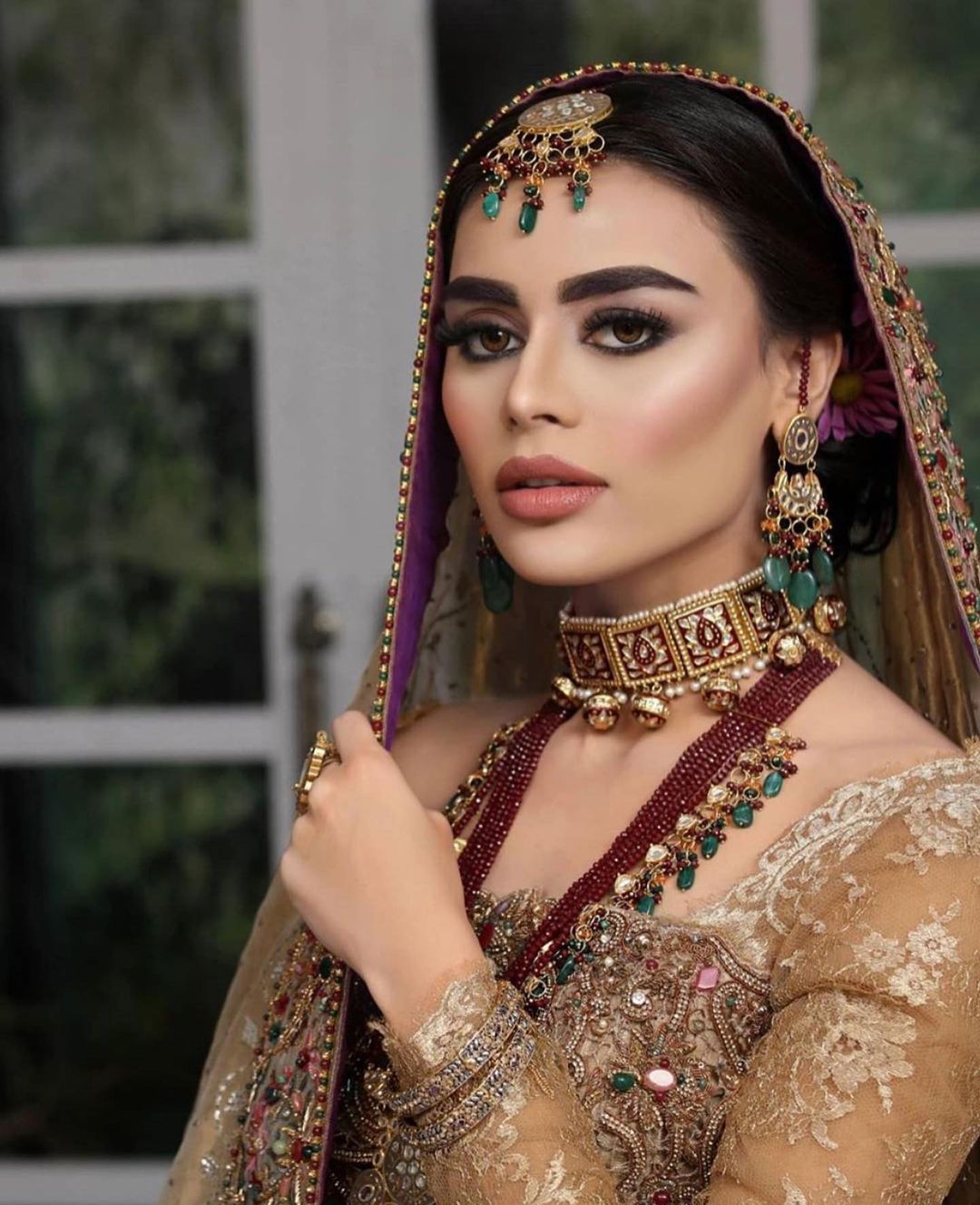Sadaf Kanwal Exudes Royalty In Her Latest Bridal Shoot | Reviewit.pk