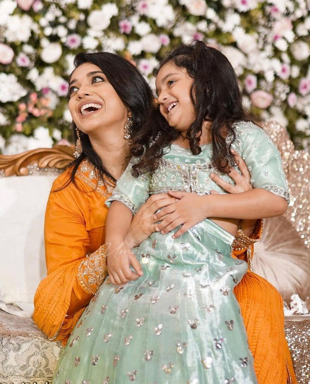 Sanam Jung Recent Adorable Clicks With Daughter Reviewit Pk