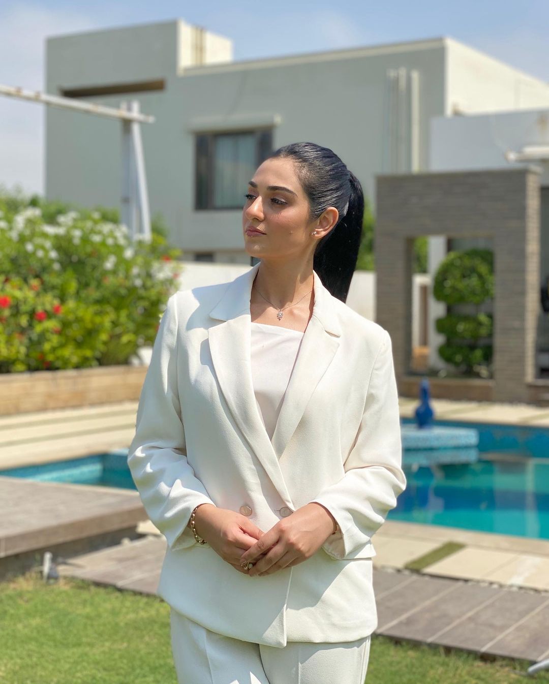 Sarah Khan Dazzles In Both Eastern And Western Looks | Reviewit.pk