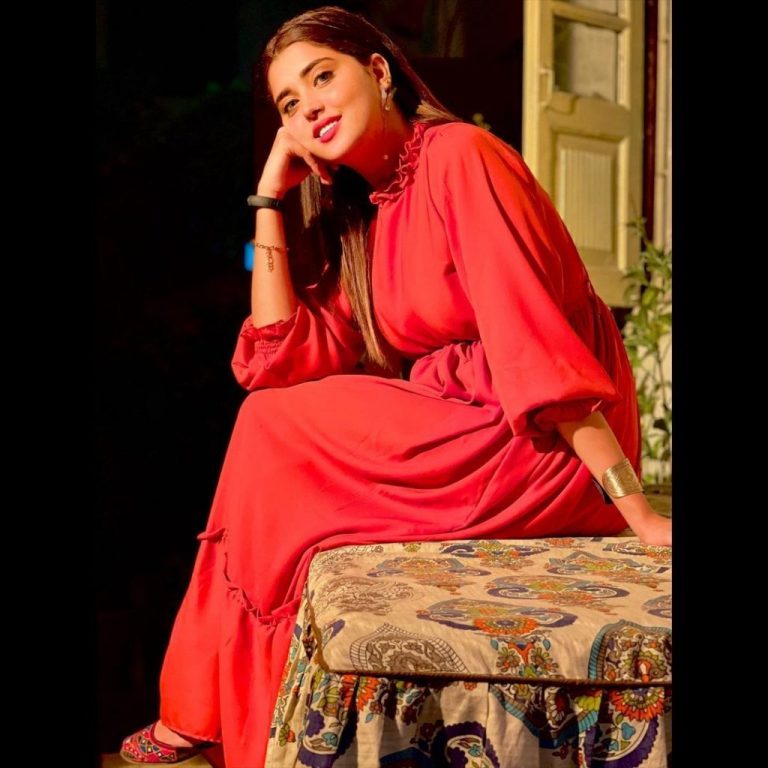 Zulqarnain Chaudhry Doing Wife Kanwal Aftab's Make Up | Reviewit.pk