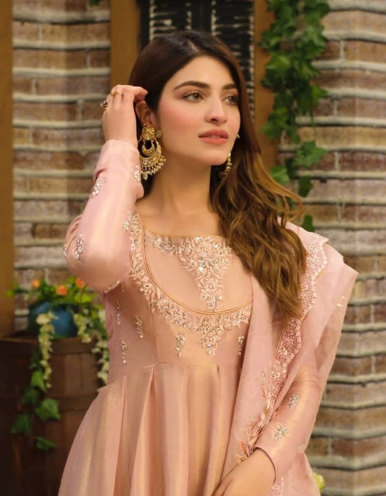 15 Beautiful Dresses Worn By Pakistani Actresses This Ramzan | Reviewit.pk
