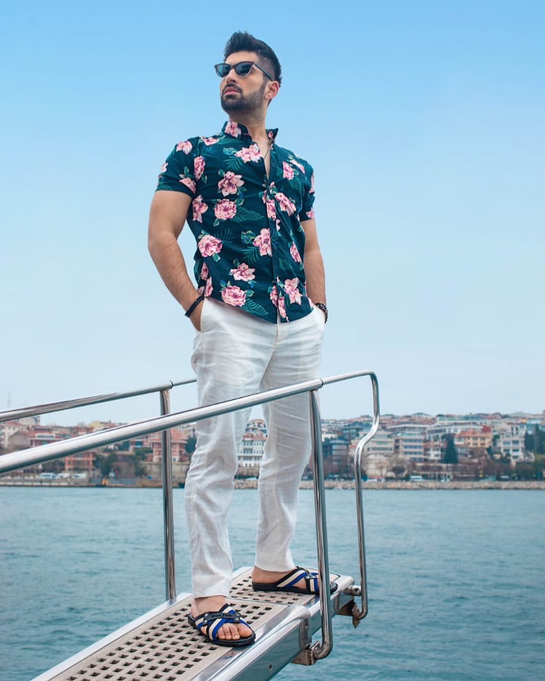 Muneeb Butt Celebrates His Birthday With Friends And Family | Reviewit.pk