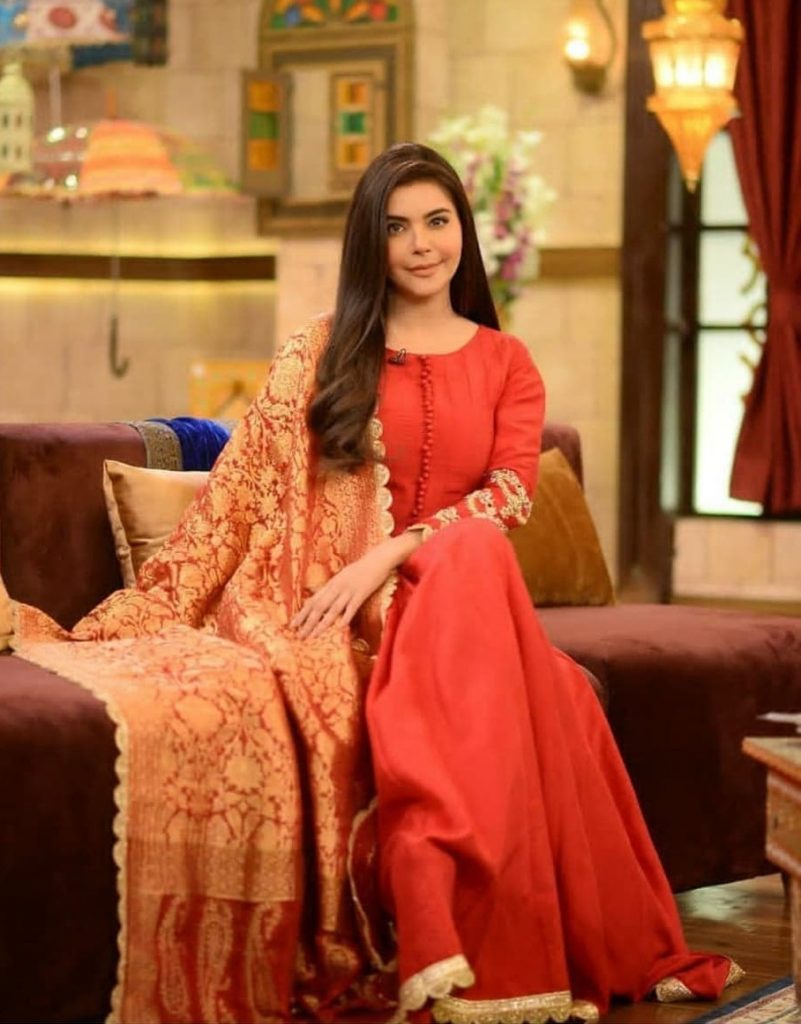 15 Beautiful Dresses Worn By Pakistani Actresses This Ramzan | Reviewit.pk