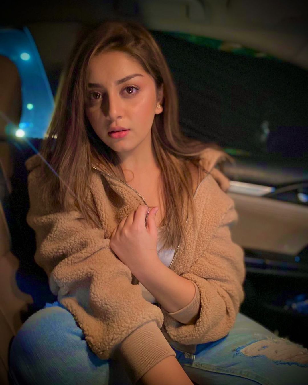 Alizeh Shah Opens Up About Her Struggle With Acne | Reviewit.pk