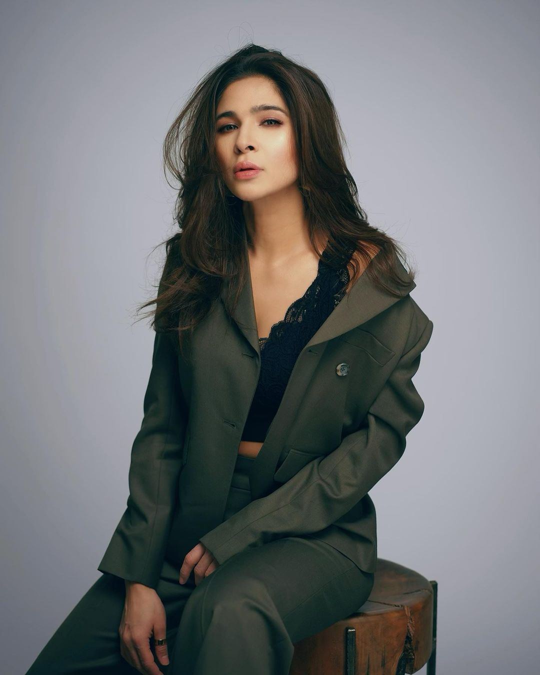 What Qualities Ayesha Omer Demands In Her Husband? | Reviewit.pk