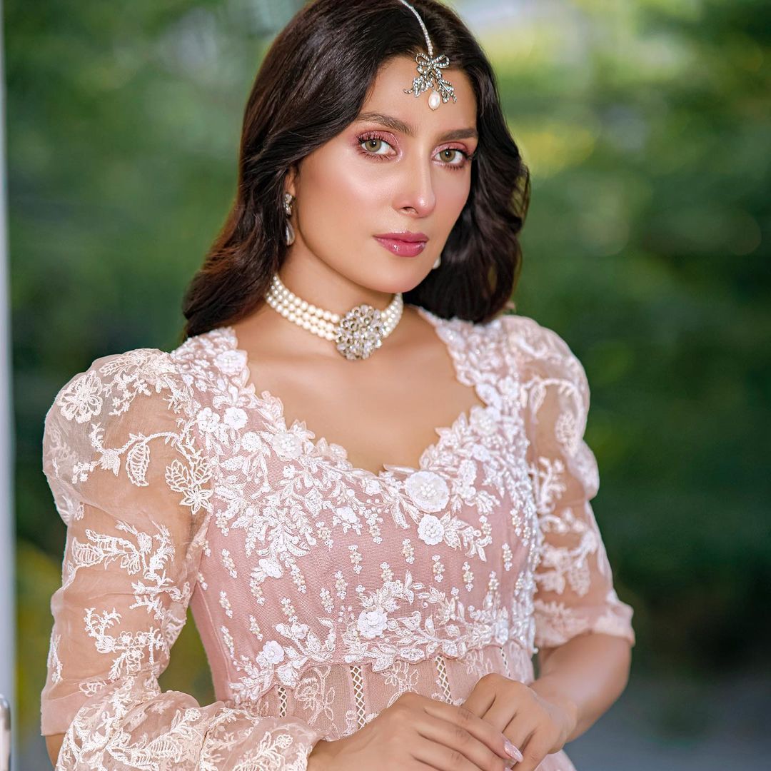 Ayeza Khan Left Fans Gushing With Her Latest Photoshoot | Reviewit.pk