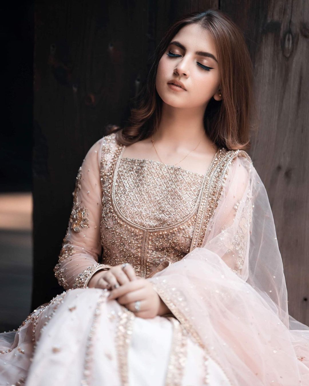 Dananeer Mobeen Looks Radiant In Her Recent Photoshoot | Reviewit.pk