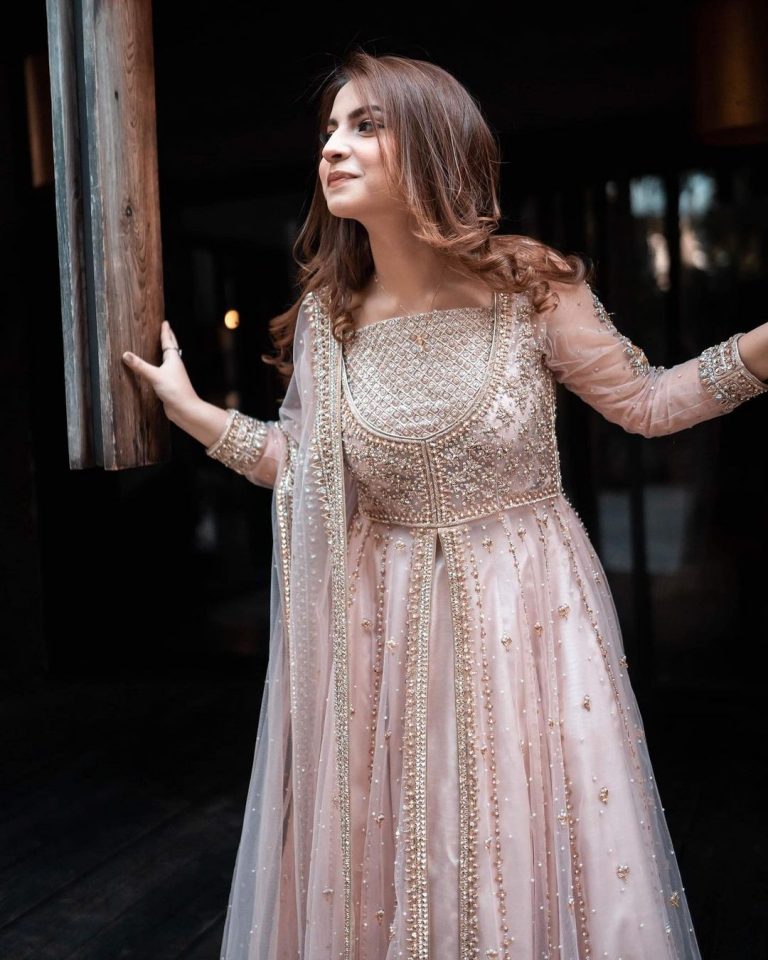 Dananeer Mobeen Looks Radiant In Her Recent Photoshoot | Reviewit.pk