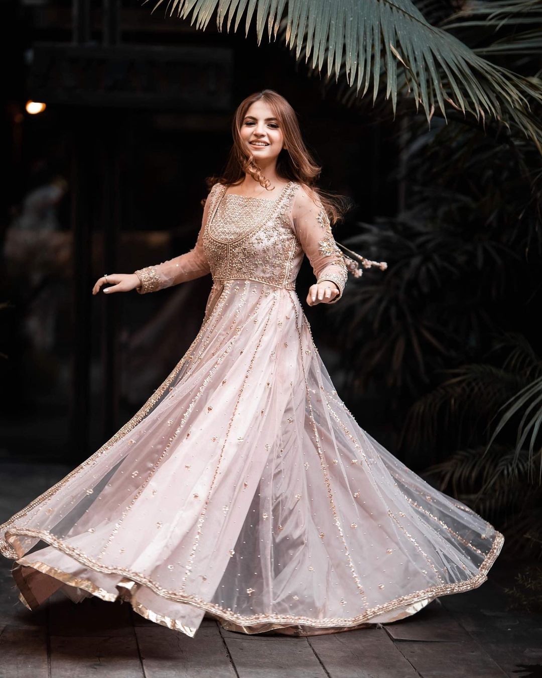 Dananeer Mobeen Looks Radiant In Her Recent Photoshoot | Reviewit.pk