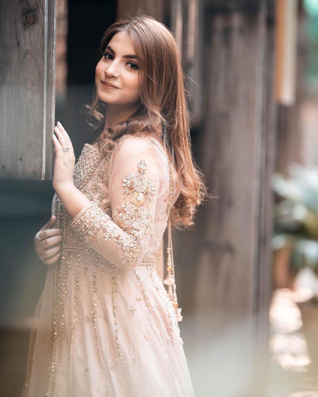 Dananeer Mobeen Looks Radiant In Her Recent Photoshoot | Reviewit.pk