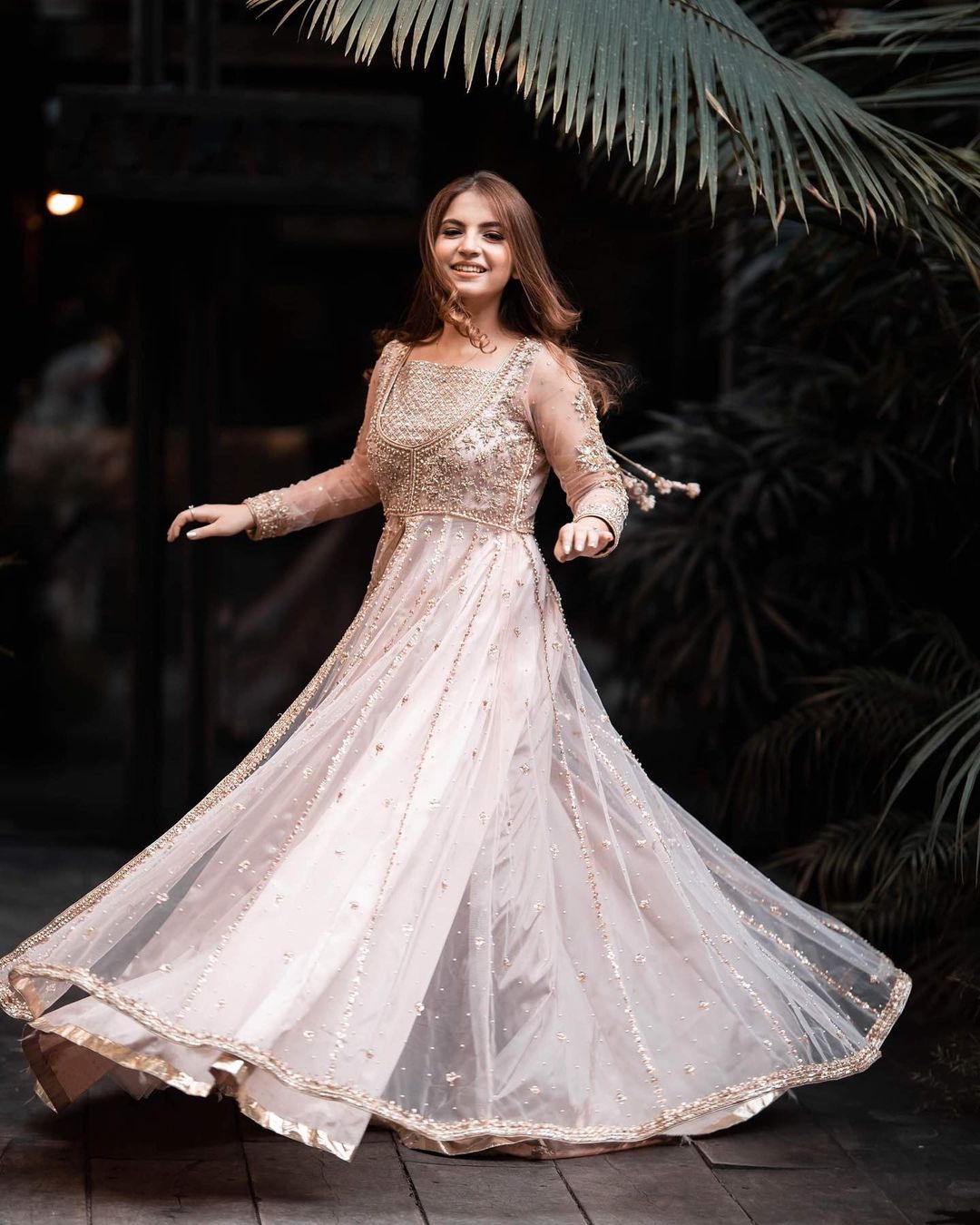 Dananeer Mobeen Looks Radiant In Her Recent Photoshoot | Reviewit.pk